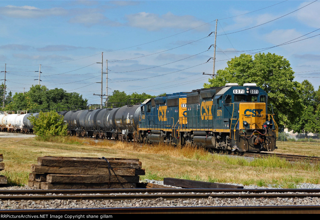CSX 6071 Back's into the Cn yard in Decatur IL.